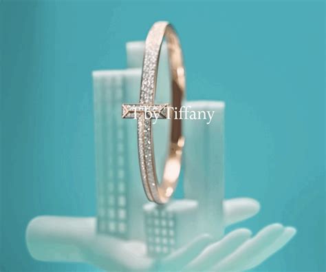 처음 티파니앤코의 블루 박스를 받은 날을 기억하나요 누군가는 생일 선물로 누군가는 프로포즈로 받았겠죠 그 상자를 여는 순간의 설렘은 오랜 시간이 지나도 잊혀지지 않아요