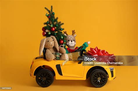 주황색 배경에 장난감 선물 상자 및 크리스마스 트리가있는 어린이 전기 자동차 0명에 대한 스톡 사진 및 기타 이미지 0명 12월 공휴일 Istock