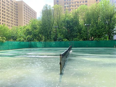 兒童心臟會客室 「爸爸，這球場是你的學校的？」 趁午後暴雨來襲之前，硬把這位宅男拖出來動一動。 「是啊，這是台大醫學院的球場，我大學唸這