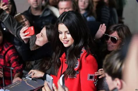 Selena Gomez jalani operasi transplantasi ginjal - BBC News Indonesia