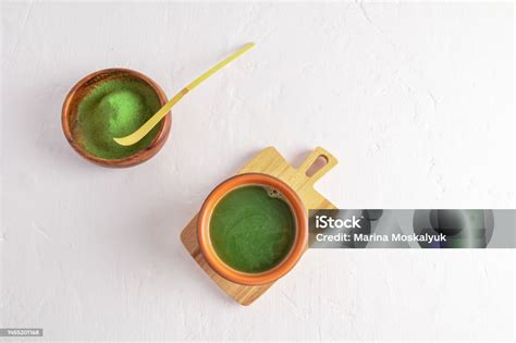 세라믹 컵에 갓 만든 말차 녹차와 대나무 계량 숟가락이 있는 나무 그릇에 담긴 말차 가루의 평면도 흰색 배경입니다 0명에 대한 스톡 사진 및 기타 이미지 Istock