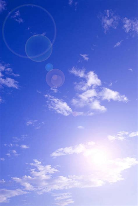 无人竖图室外特写白天仰视光晕美景太阳阴影光线圆形影子景观云云朵云彩蓝色白云蓝天天空阳光自然天