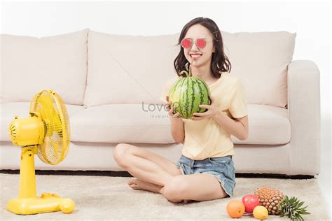 거실에서 수박을 먹는 젊은 여성 사진 무료 다운로드 Lovepik