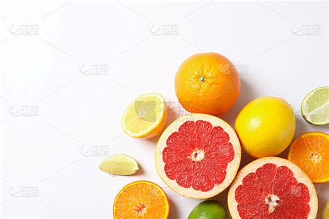 用白色背景的蔬菜和水果组成，留出文字空间