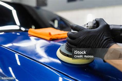 긁힘을 제거하기 위해 궤도 광택기로 연마하는 실란트 자동차 자동차에 대한 최종 연마를 만드는 세부 자동차 서비스의 작업자 닦기에 대한 스톡 사진 및 기타 이미지 Istock