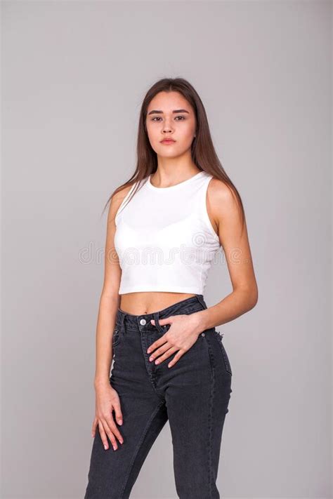 Retrato Estreito De Uma Jovem E Linda Garota Morena Imagem De Stock Imagem De Humano Cara