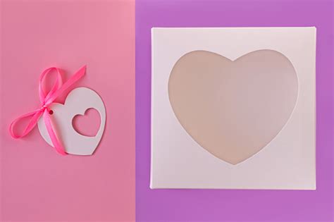 파스텔 보라색 배경 Flatlay 창조적 인 최소한의 개념에 하트 모양의 창과 카드 태그 흰색 선물 상자 0명에 대한 스톡 사진