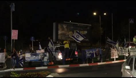 Dror Etkes On Twitter Netanyahus Supporters Play A Popular Song Of