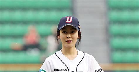 [포토엔]서현진 시구 패션의 정석이죠