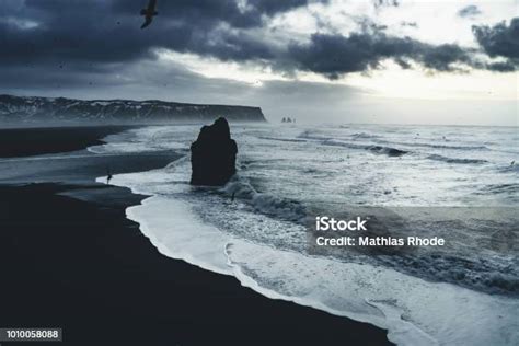 아이슬란드에서 유명한 검은 모래 해변 Reynisfjara에서 일출 바람이 아침 바다의 파도입니다 화려한 하늘입니다 아침 일몰 0명에 대한 스톡 사진 및 기타 이미지