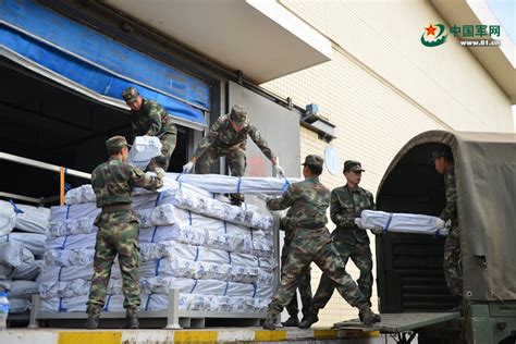昭通地震救援：救援人员和物资紧急运送灾区 中国军网