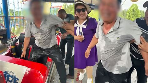男子玩过山车被吓哭，衣服裤头全尿湿被扶走“哎呀，下回不弄了”高清1080p在线观看平台腾讯视频