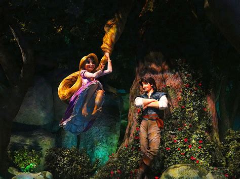 塔の外に出たことを喜ぶラプンツェル〔ラプンツェルのランタンフェスティバル〕 キャステル Castel ディズニー情報