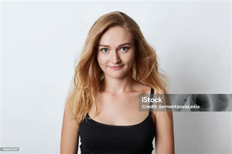 사람 아름다움의 개념입니다 고급 스러운 머리와 주 근 깨 피부 카메라에 직접 유쾌한 표정으로 보고 사랑 스러운 여성 모델 흰색 배경에 고립 자신감이 예쁜 여자 귀여운에 대한