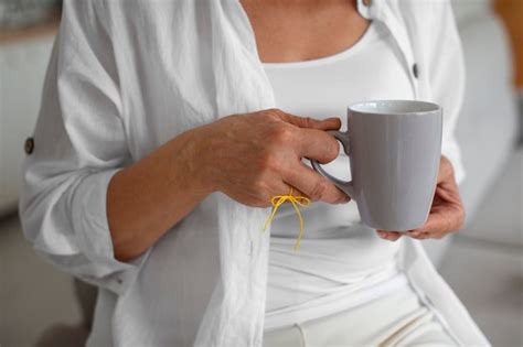 Free Photo Woman Wearing A String On Finger For Reminder