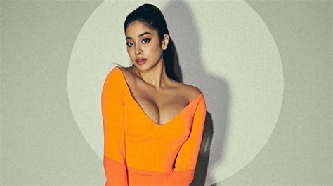 Jhanvi Kapoor Gives Fully Bombshell Vibes With Her Latest Hot