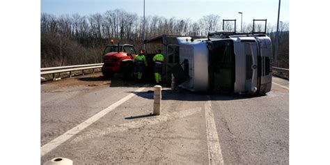 Un Camion Se Renverse Sur L Autoroute A31