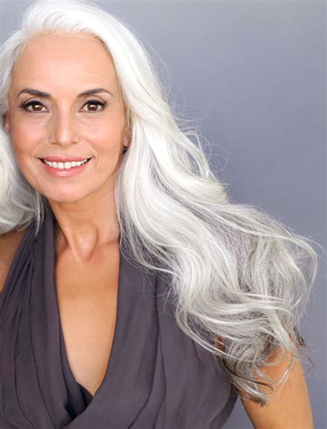 Mulher de 63 anos é considerada a avó mais linda do mundo Veja ela