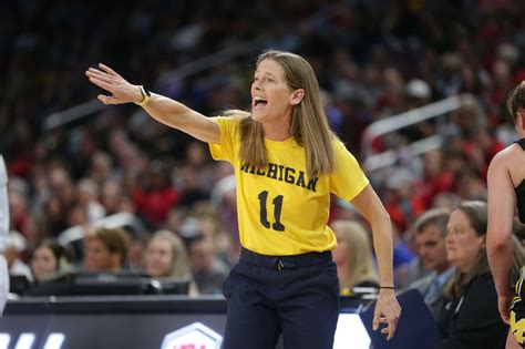 Ncaaw Michigan Wolverines Head Coach Kim Barnes Arico Reaches 500 Wins