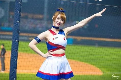 啦啦隊正妹險走光！「上衣、拉鍊全爆開」 她拆褲子別針即刻救援 娛樂星聞