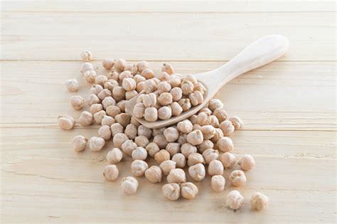 나무 배경으로 나무 숟가락에 아름 다운 Chickpeas 0명에 대한 스톡 사진 및 기타 이미지 0명 건강한 생활방식