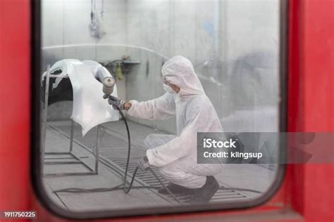 자동차 수리공 화가 보호 작업복 페인팅 자동차 차고 서비스 및 페인트 센터의 페인트 챔버에서 자동차의 일부를 페인팅합니다 40 44세에 대한 스톡 사진 및 기타 이미지