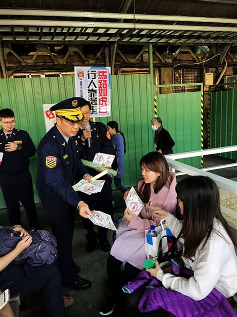 「南警趴趴走 春節疏運報你知」交警大隊長親向民眾宣導 地方 Nownews今日新聞