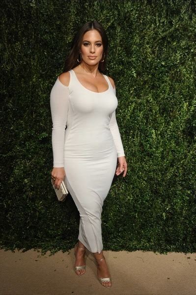 „es Ist Schon Zu Viel“ Ashley Grahams Außergewöhnlicher Mini Look Zog