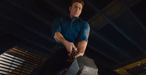 Bild Captain America Lifting Thors Hammer Avengers Age Of Ultron