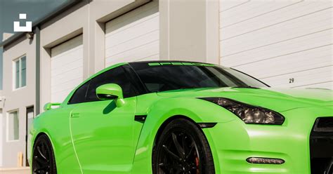 흰색 건물 앞에 주차된 녹색 포르쉐 911 사진 Unsplash의 무료 녹색 이미지