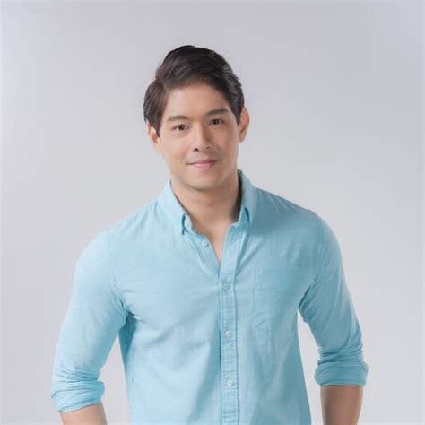 While Magkaagaw Is Resting Jeric Gonzales Entertains His Fans With