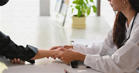 여성 의사는 현대 의학실에서 손가락을 사용하여 환자의 맥박 심박수 및 혈압을 검사합니다 사진 Unsplash의 태국 이미지