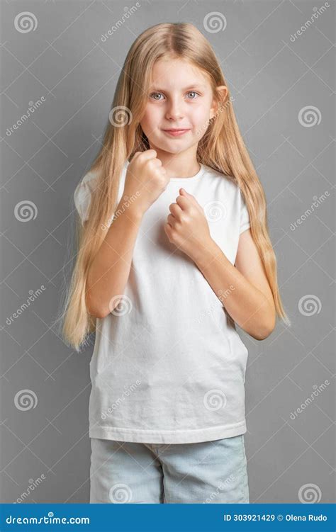 Une Petite Fille Se Tient Dans Une Pose De Combat Image stock Image du effrayé chasseur