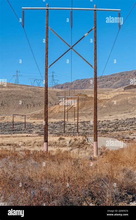 Lignes et poteaux de transmission de puissance dans une décharge active