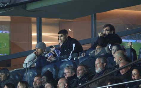 Kylian Mbappé reste au PSG ce lundi tous les yeux de la planète football étaient braqués sur