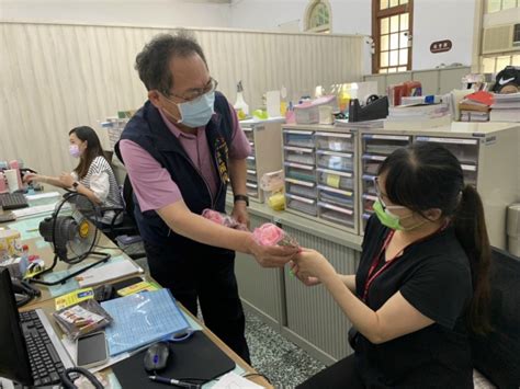迎接光輝五月母親節 台中市后里區長賴同一代表市長盧秀燕提前贈送康乃馨祝福 台灣華報