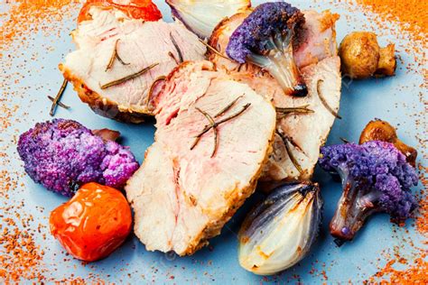 콜리플라워를 곁들인 이탈리아 돼지고기 포르케타전통적인 이탈리아 명절 음식 슬라이스 구운 돼지고기 포르케타 사진 배경 및 무료