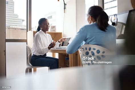 현대 사무실에서 대화를 나누는 두 명의 젊은 사업가의 샷 2명에 대한 스톡 사진 및 기타 이미지 2명 동료 동업자