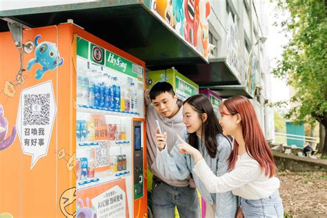 販賣機不只賣飲料！黑松推出全台首創智販機結合ai互動遊戲 搶攻年輕市場深入校園駐點！