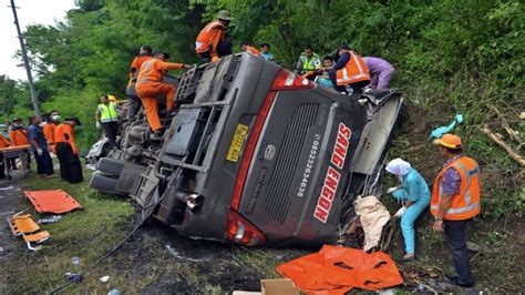 Korban Tewas Kecelakaan Bus Di Semarang Jadi Orang Okezone News
