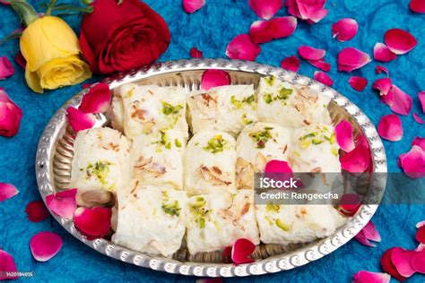 인도 Mithai 빵 말라이 롤 Rabdi 또는 벵골어 Rabri는 부드러운 흰색 빵 조각으로 만들어지며 Kesar Khoya