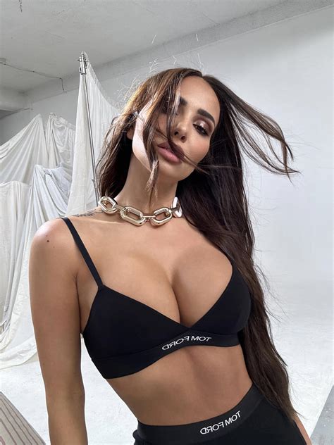 Николета се разголи в градините на лейди Флорънс Тревилиан ГОРЕЩА СНИМКА Информационна