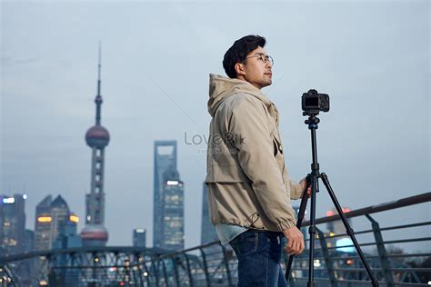 상하이 야경의 랜드마크 사진을 찍는 남성 사진작가 사진 무료 다운로드 Lovepik