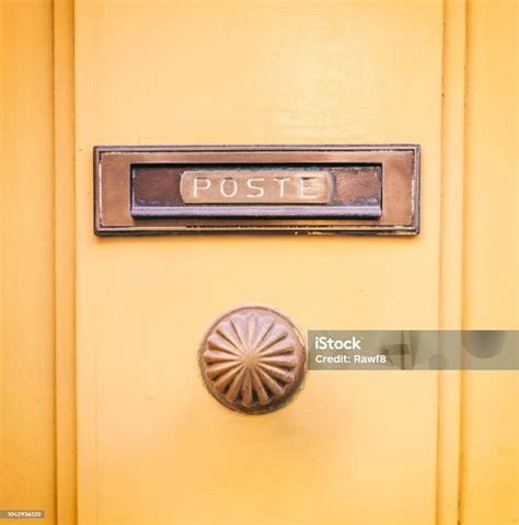 오래 된 황동 메일 편지 상자 및 노란색 페인트 정문 텍스트 Poste에 손잡이 0명에 대한 스톡 사진 및 기타 이미지 0명 3위 건축 Istock
