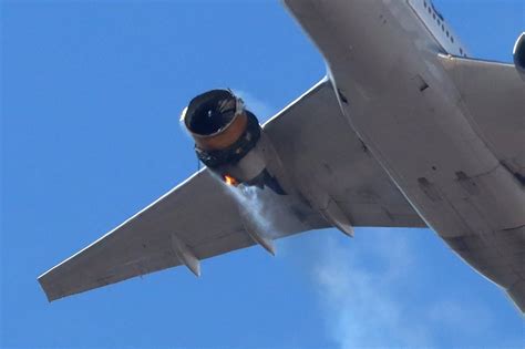 Debris Falls From Sky As United Flight Suffers Engine Failure Daily Sabah