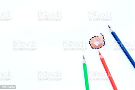 세 가지 다른 색연필 크레용과 고립 된 흰색 배경에 흩어져있는 연필 면도 0명에 대한 스톡 사진 및 기타 이미지 0명 3가지 개체 개념 Istock