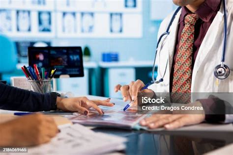 진료실에서 환자와 의료 전문 지식을 공유하는 인도 의료 전문가 2명에 대한 스톡 사진 및 기타 이미지 2명 Mri 스캔