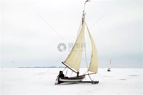 荷兰Gouwzee的冰上航行高清图片下载 正版图片503538117 摄图网