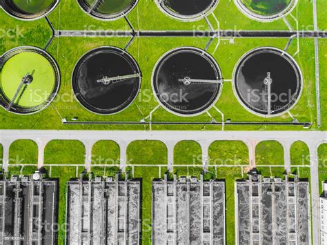 하 수 오물 농장입니다 정적 공중 사진에는 명확히 내려다보고 탱크와 푸른 잔디 기하학적 배경 텍스처입니다 공장 산업 건물에 대한 스톡 사진 및 기타 이미지 Istock