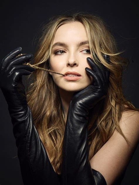 Jodie Comer In Elegant Leather Gloves
